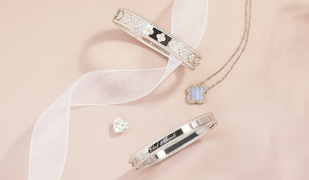 How to Choose the Perfect Designer Jewellery for Your Outfit ...
